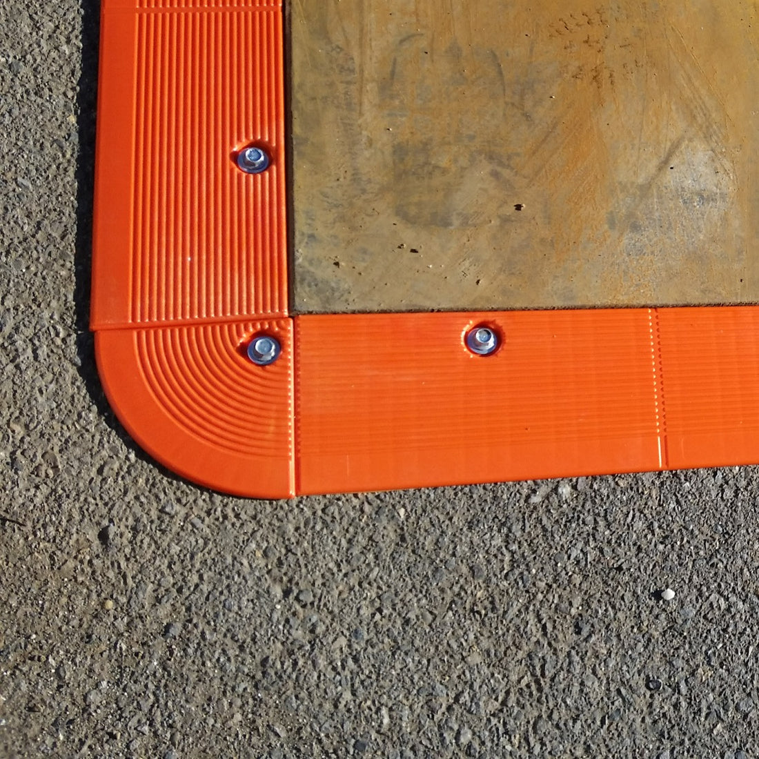 Plate Locks Corner – Fast & Easy Road Plate Edge Protection